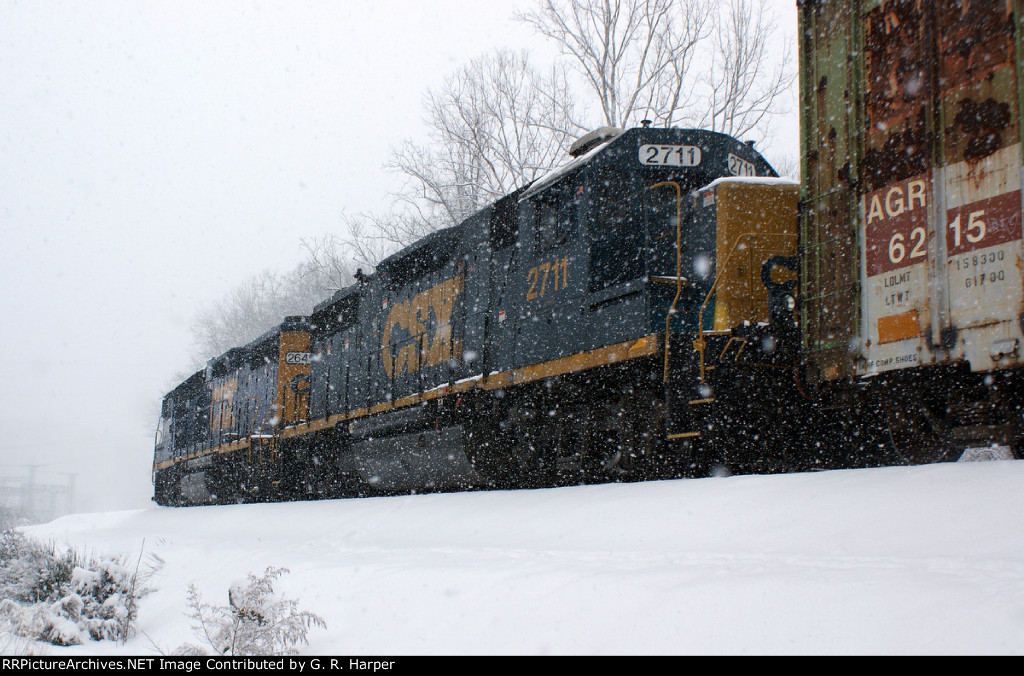 795 - CSXT 2711 led H74425 going west earlier in the day. Now it trails returning eastbound